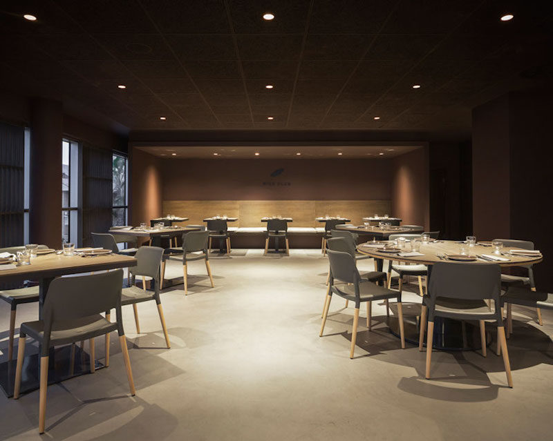 Austere Interior of a 'Rice Club' [Valencia]