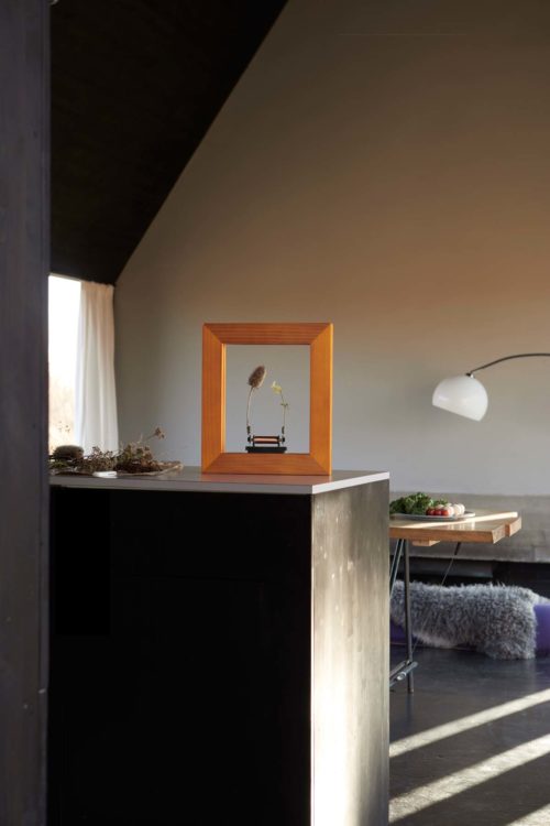 A Frame that Makes Objects Move in Slow Motion
